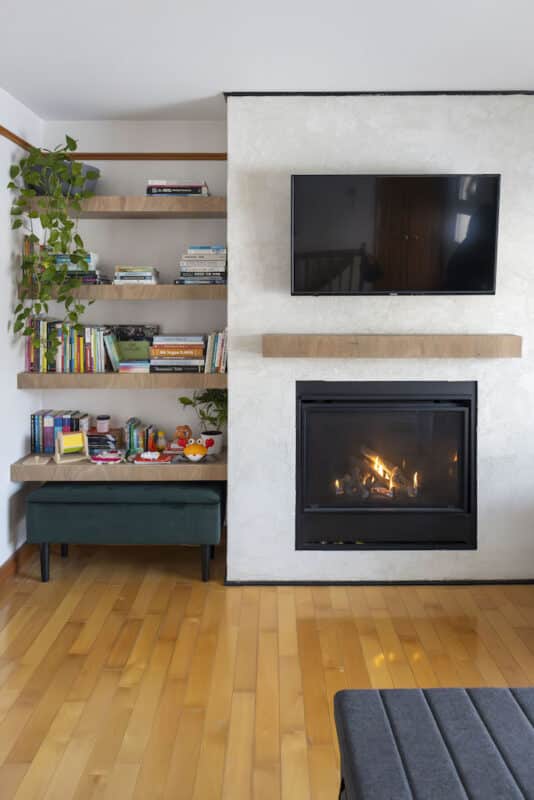 Un mur de foyer en céramique relooké avec du microbéton Finitec - Déconome